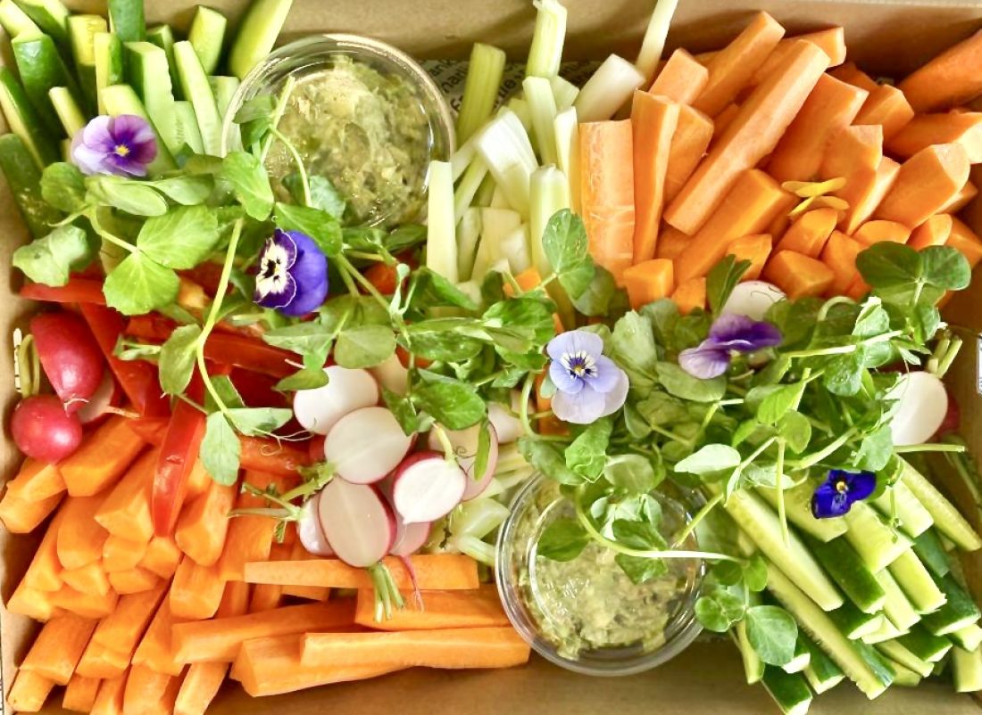 Crudites Platter Box with Guacamole & Hummus dips(Fresh Cut Vegetables ...