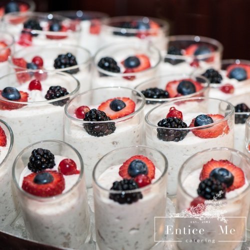 Vanilla yoghurt pot 8oz topped wth fruit coulis