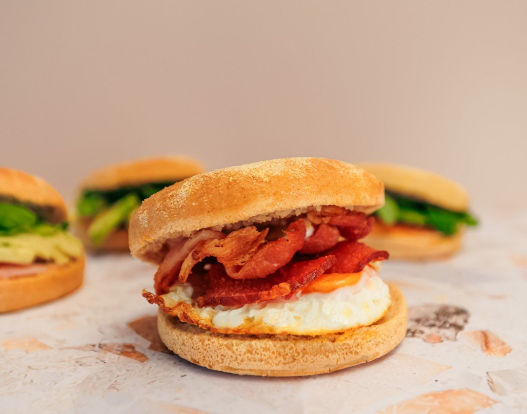 Toasted English Muffin - Egg & bacon nf / df